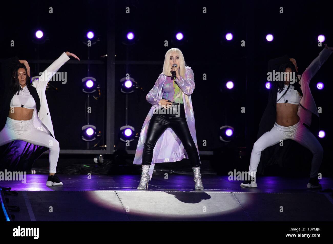 Ava max show hi-res stock photography and images - Alamy