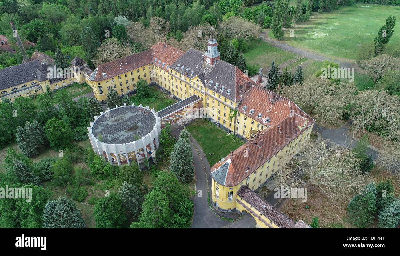 29 May 2019, Brandenburg, Wünsdorf: The former military area house of ...
