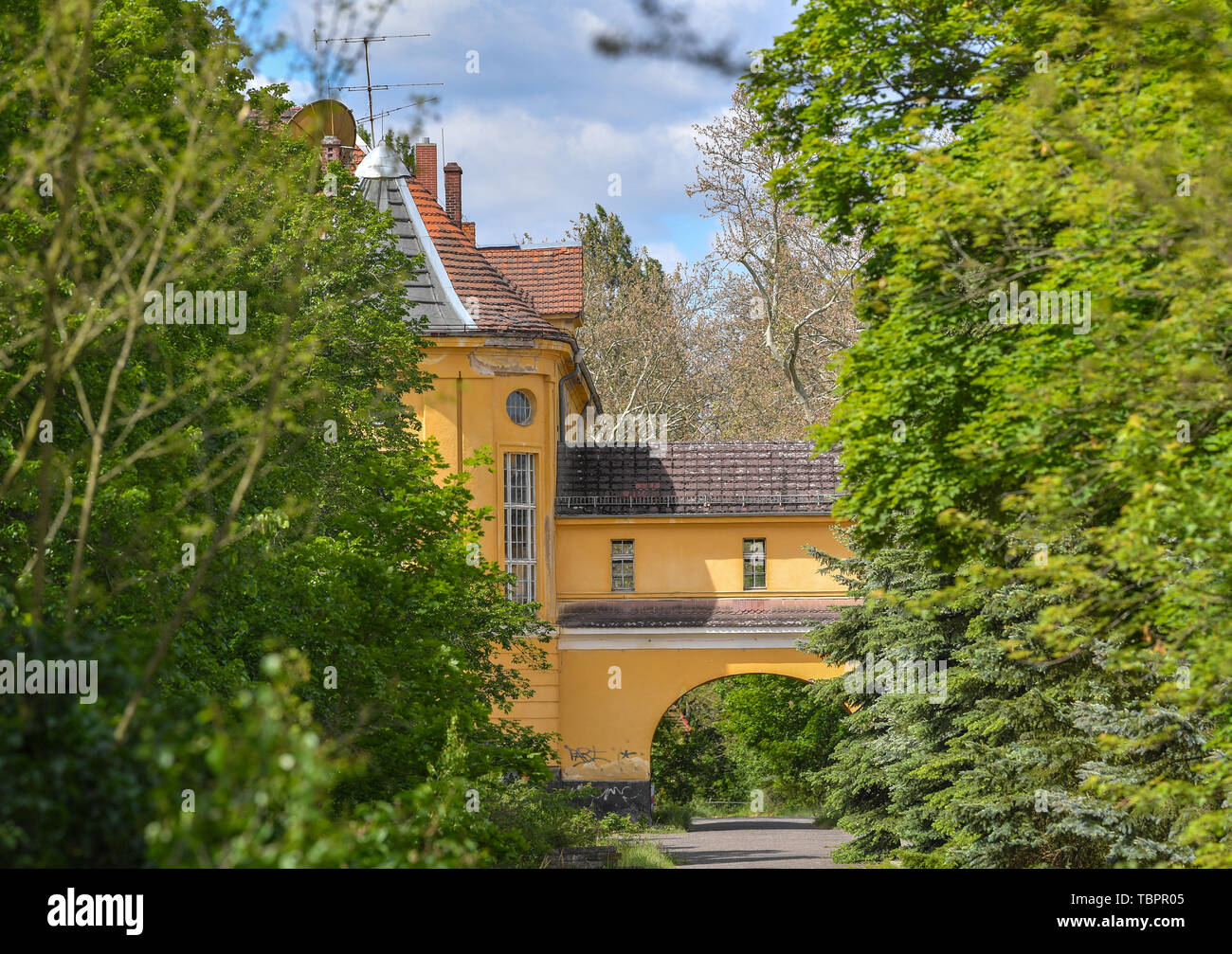 Compound house hi-res stock photography and images - Alamy