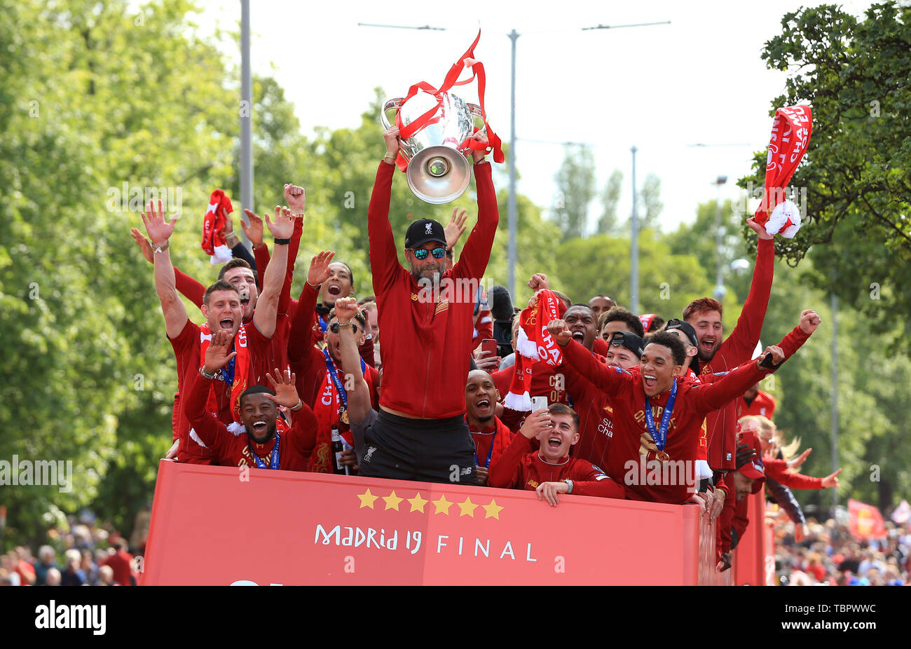 Jurgen klopp trophy hi-res stock photography and images - Alamy