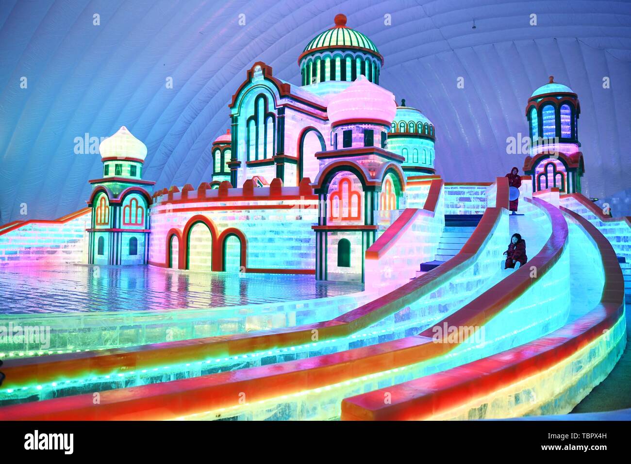(190603) -- HARBIN, June 3, 2019 (Xinhua) -- Tourists play on an ice ...