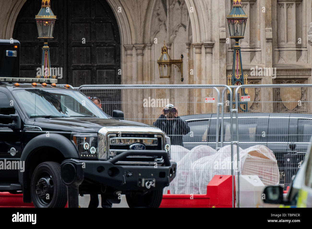 Crowd security hi-res stock photography and images - Alamy