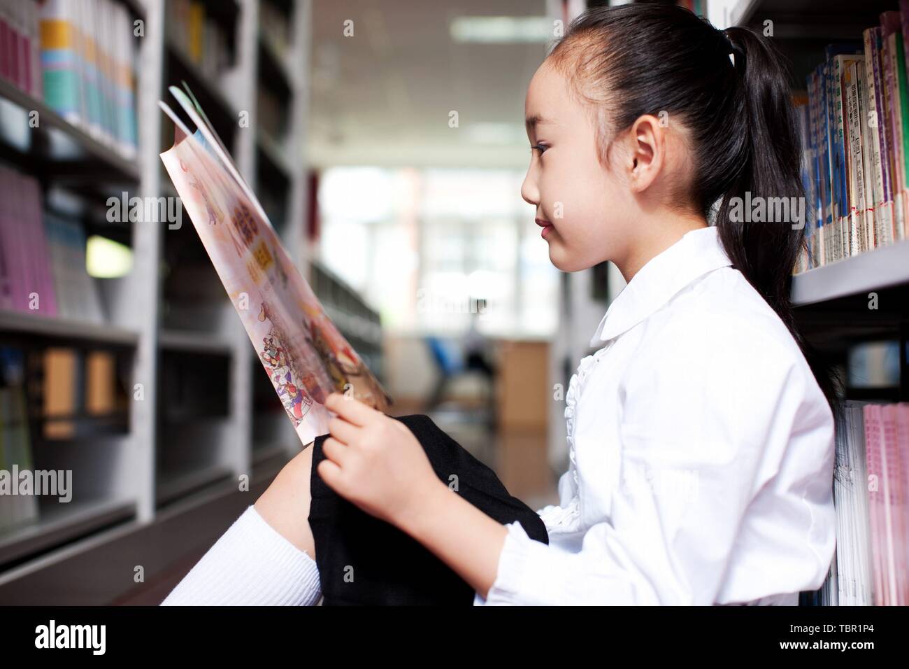 Children library asian uniform hi-res stock photography and images - Alamy