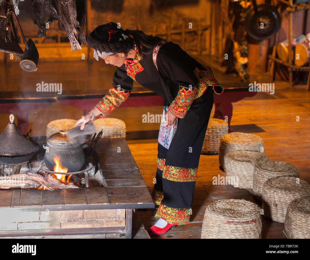 Hani women hi-res stock photography and images - Alamy