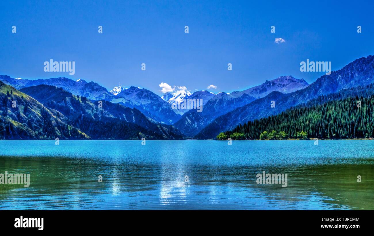 China xinjiang tianshan mountains hi-res stock photography and images ...