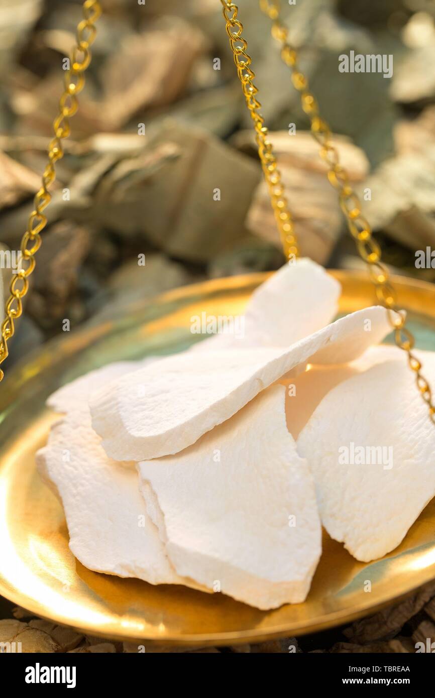 Traditional chinese weighing scales hi-res stock photography and images ...