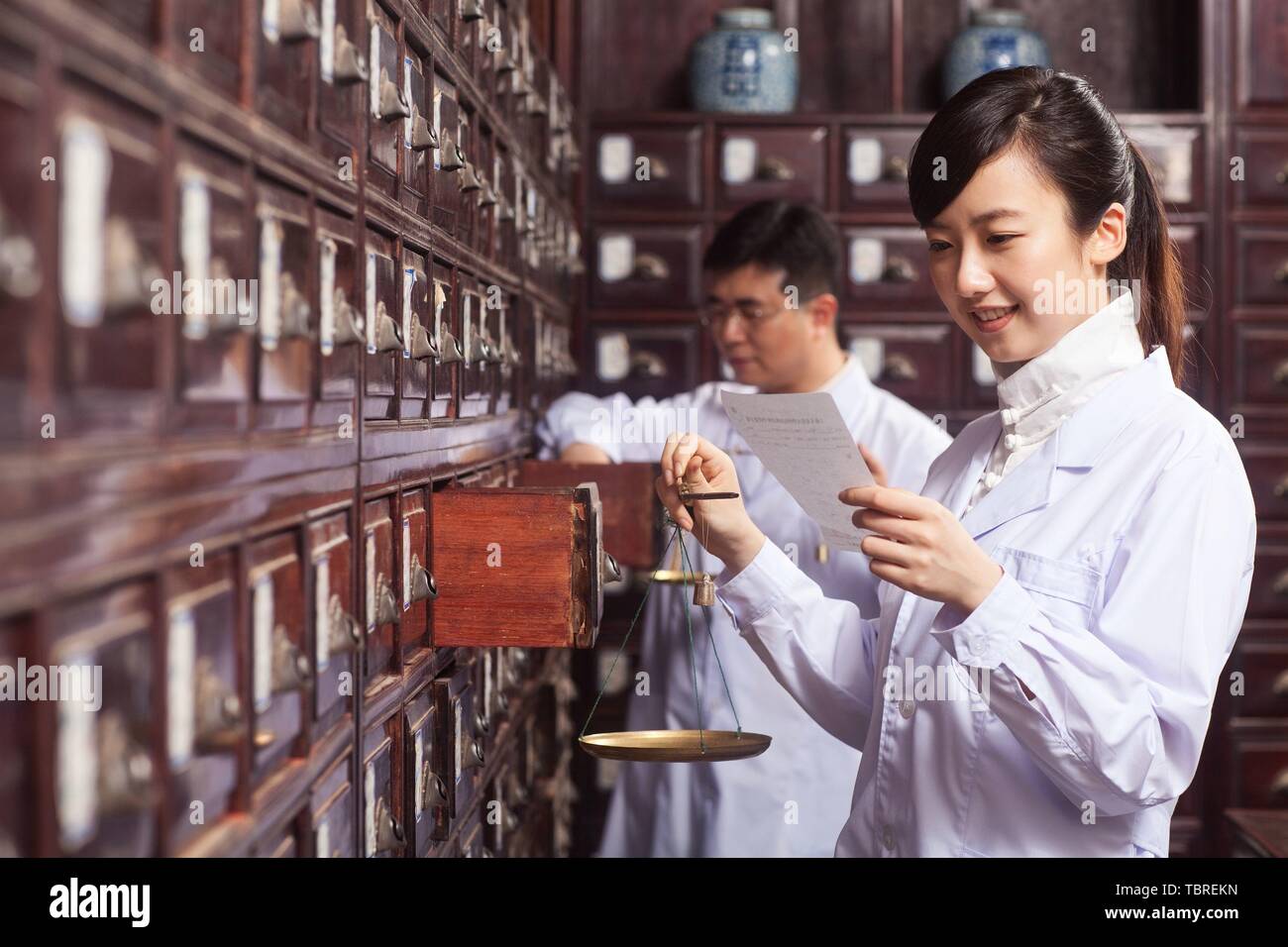 Traditional chinese weighing scales hi-res stock photography and images ...
