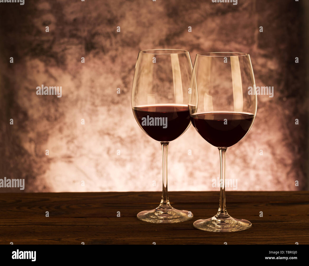 Delicious red wine and fresh grapes Stock Photo - Alamy