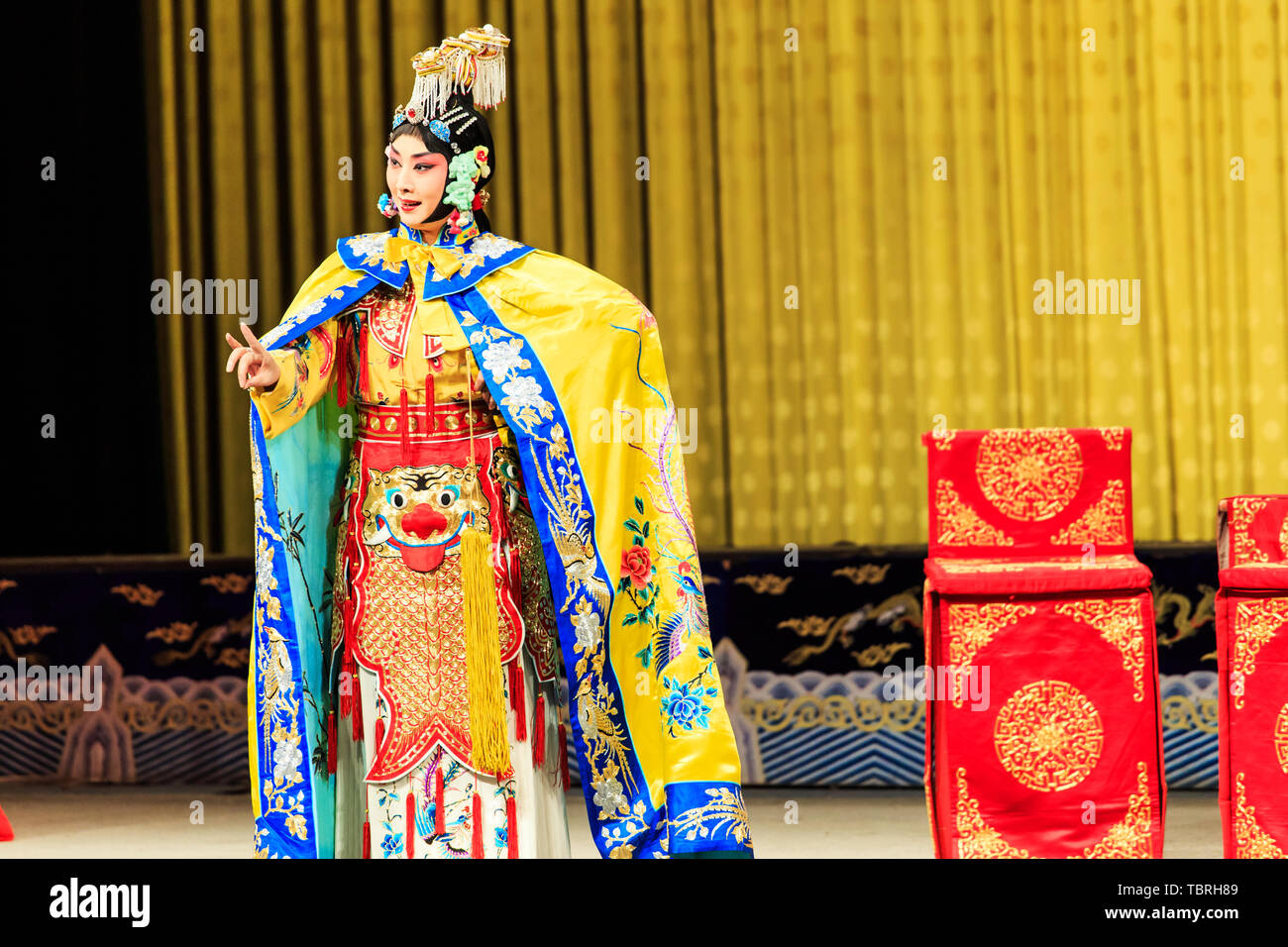 Peking opera performances hi-res stock photography and images - Alamy