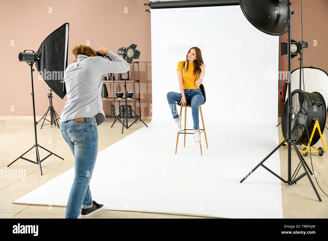 Professional photographer working with model in studio Stock Photo - Alamy