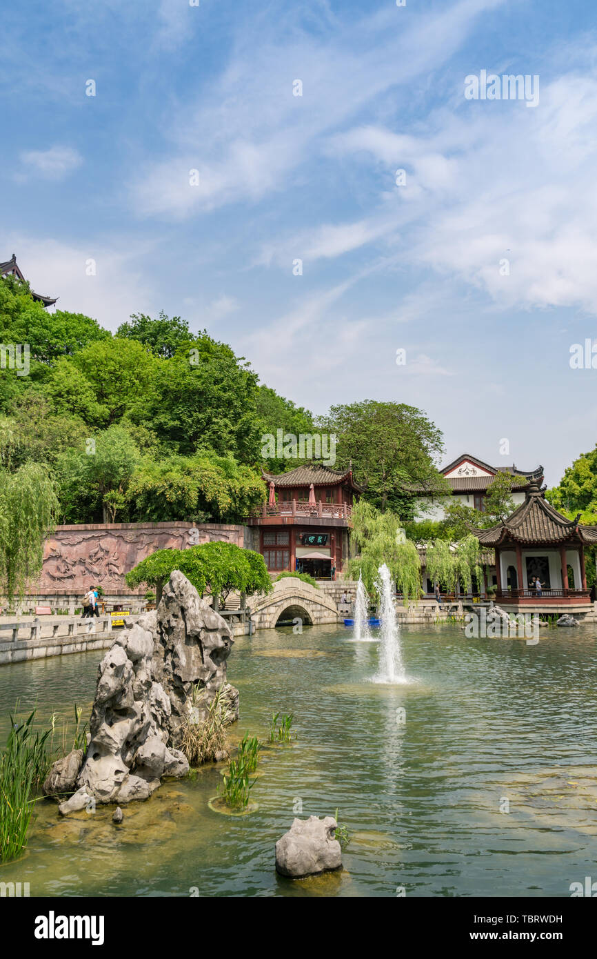 Ancient Chinese gardens - ancient buildings, rockery, pavilion pond ...