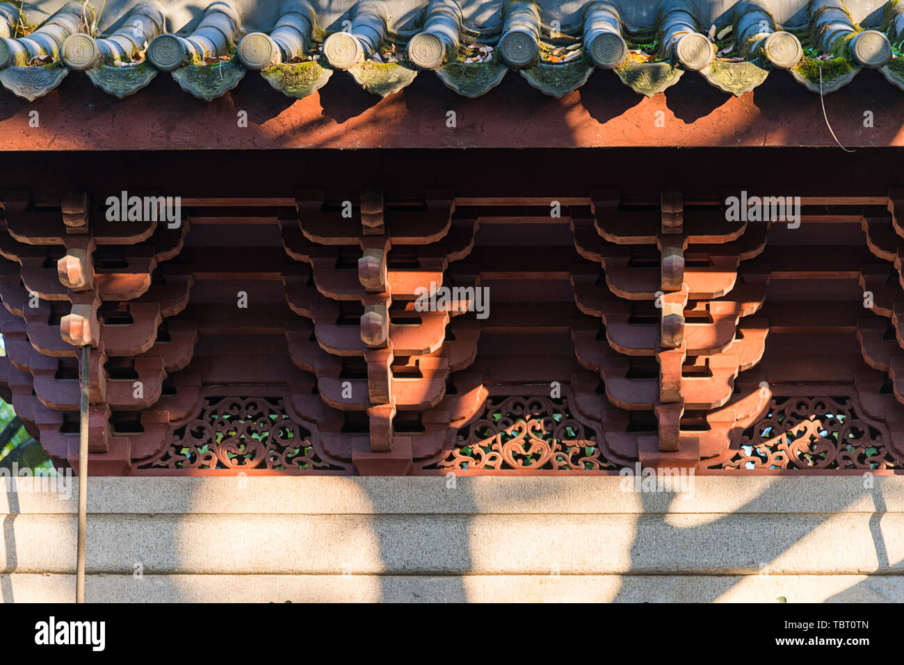 Eaves tile hi-res stock photography and images - Alamy