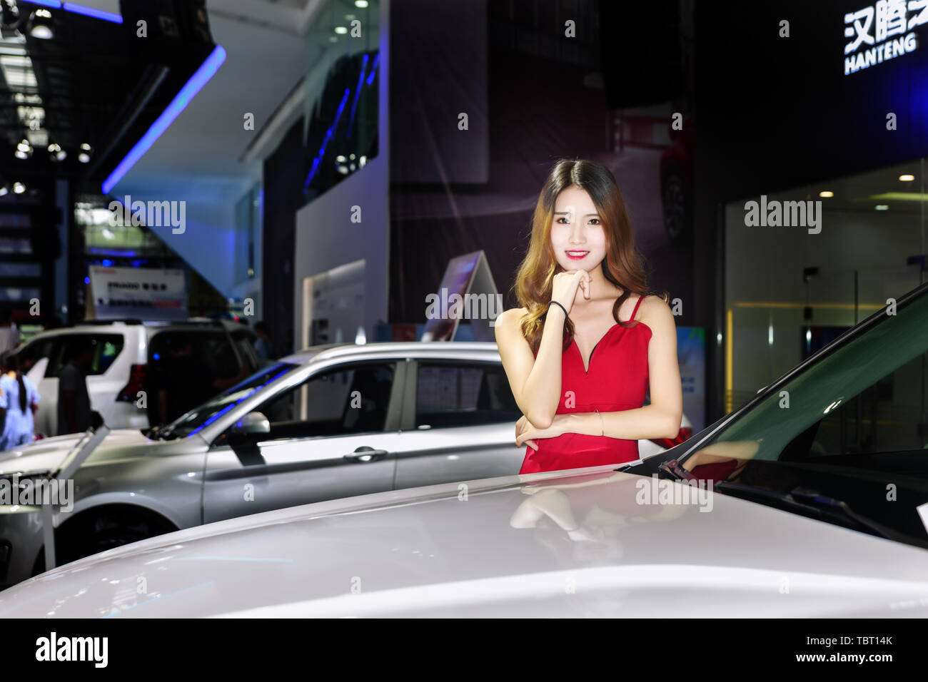 Fashion model shopping car hi-res stock photography and images - Alamy