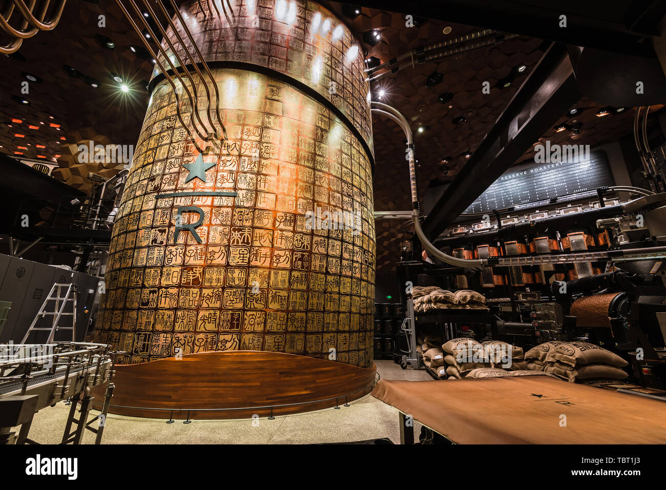 Starbucks reserve roastery in shanghai hi-res stock photography and ...