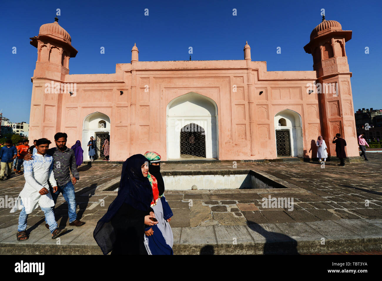Mausoleum of Pari Bibi inside the Lalbagh Fort in Dhaka Stock Photo - Alamy