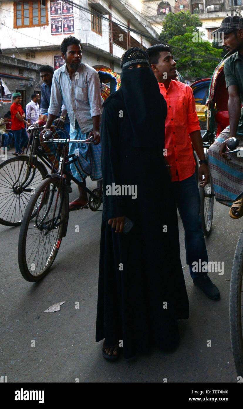 Veiled burqa hi-res stock photography and images - Alamy