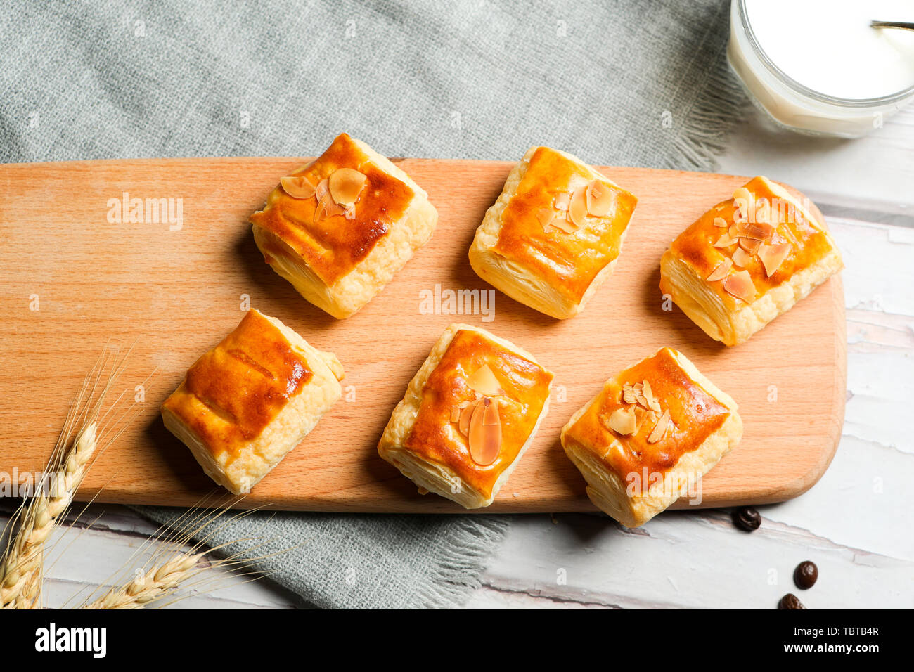 Thousand layer cake hi-res stock photography and images - Alamy