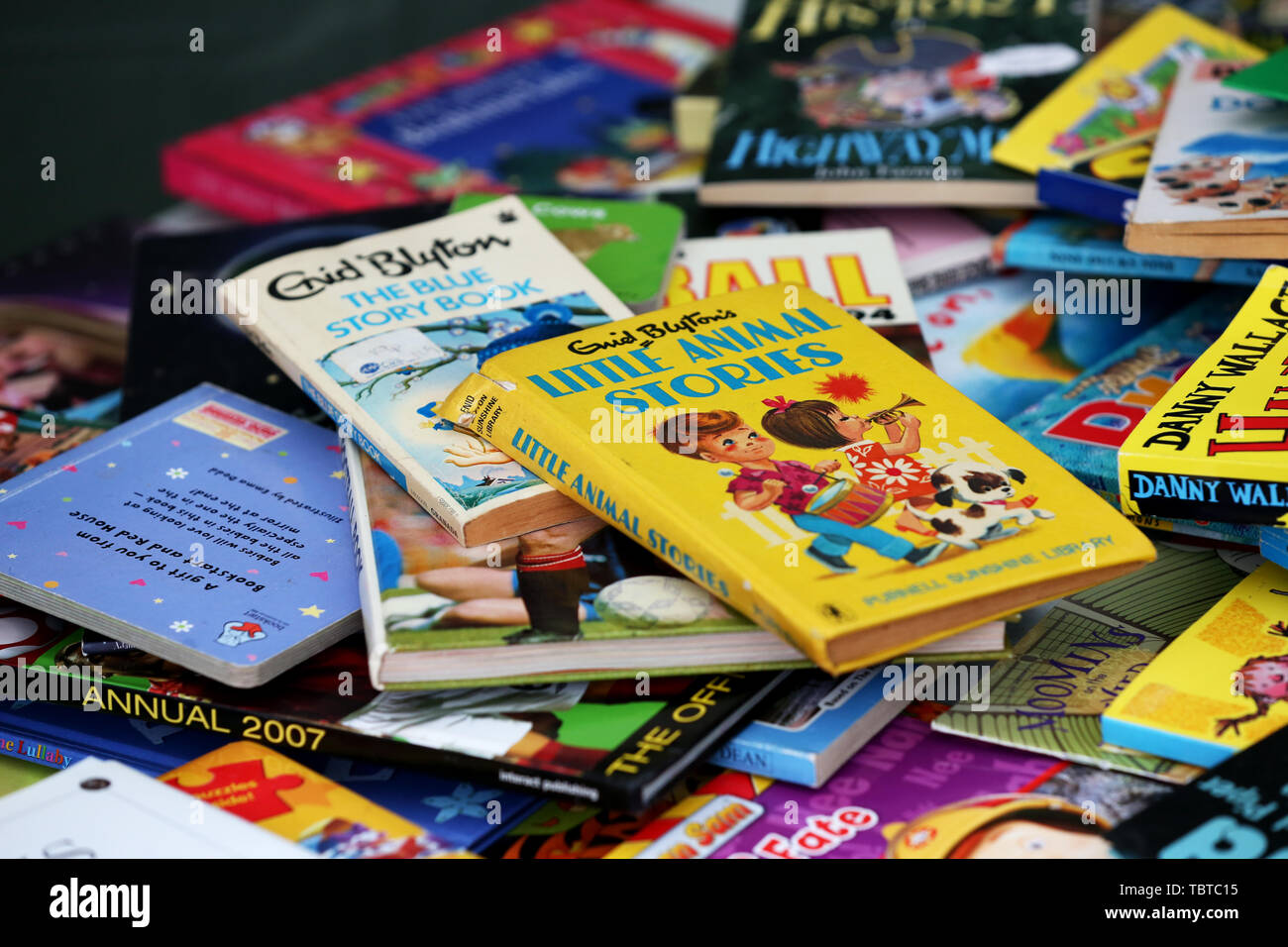 Children's books stack hi-res stock photography and images - Alamy