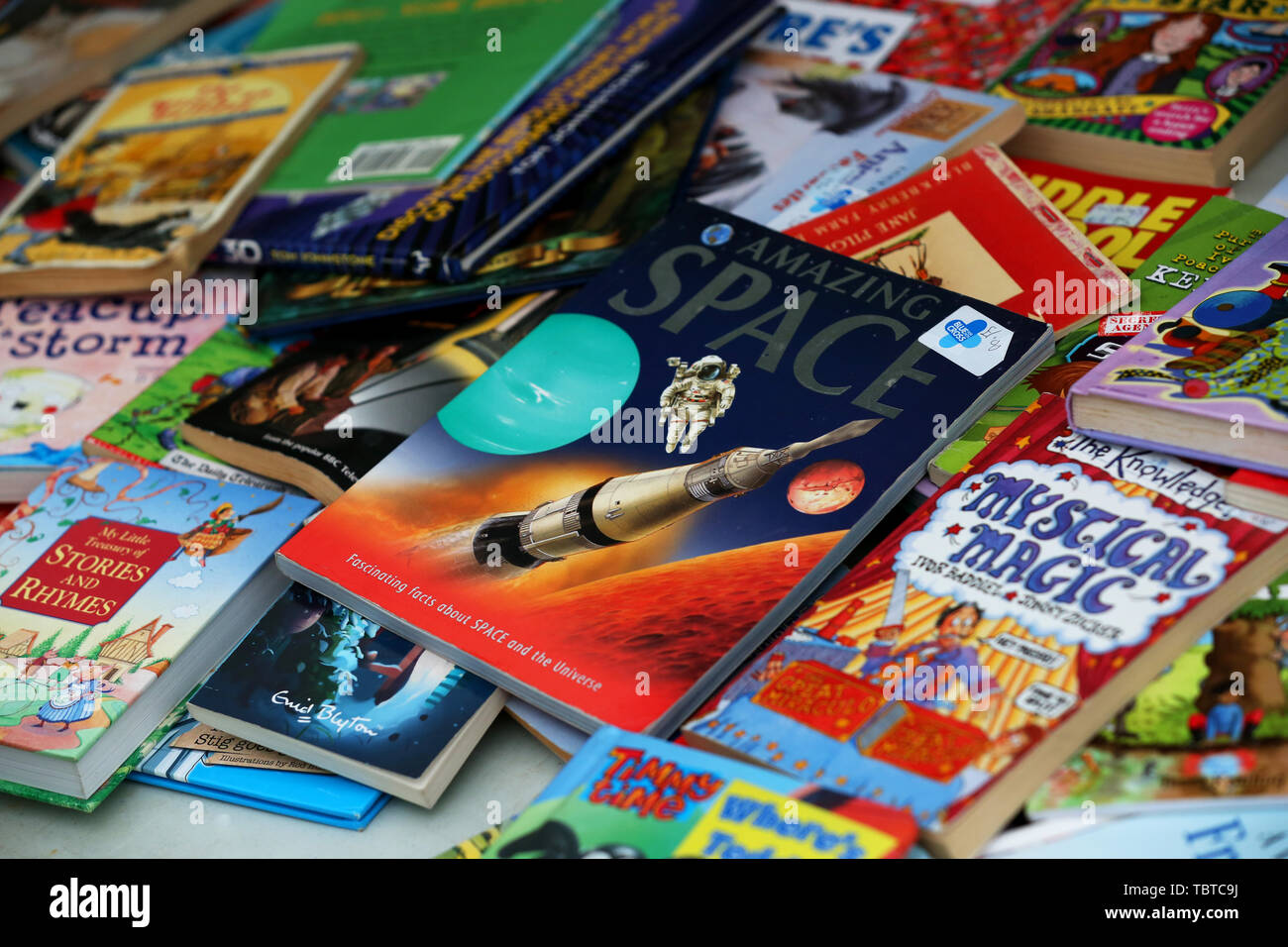 Children's books stack hi-res stock photography and images - Alamy