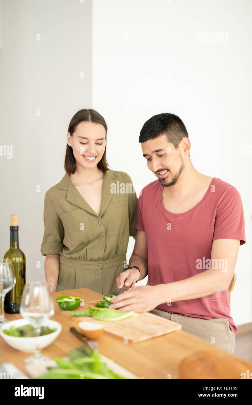 Cooking couple help meal hi-res stock photography and images - Alamy