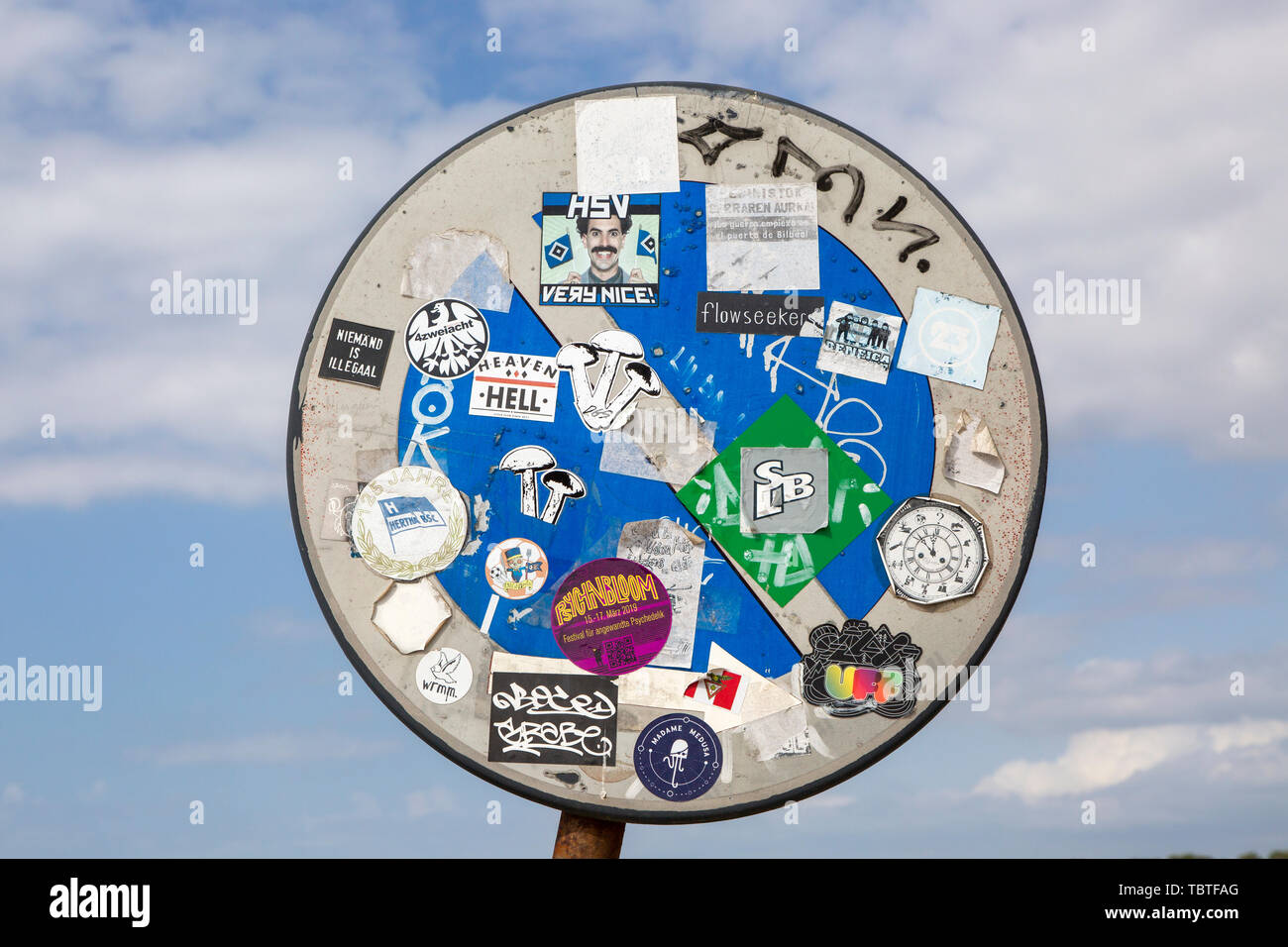 Stickers on road sign hi-res stock photography and images - Alamy