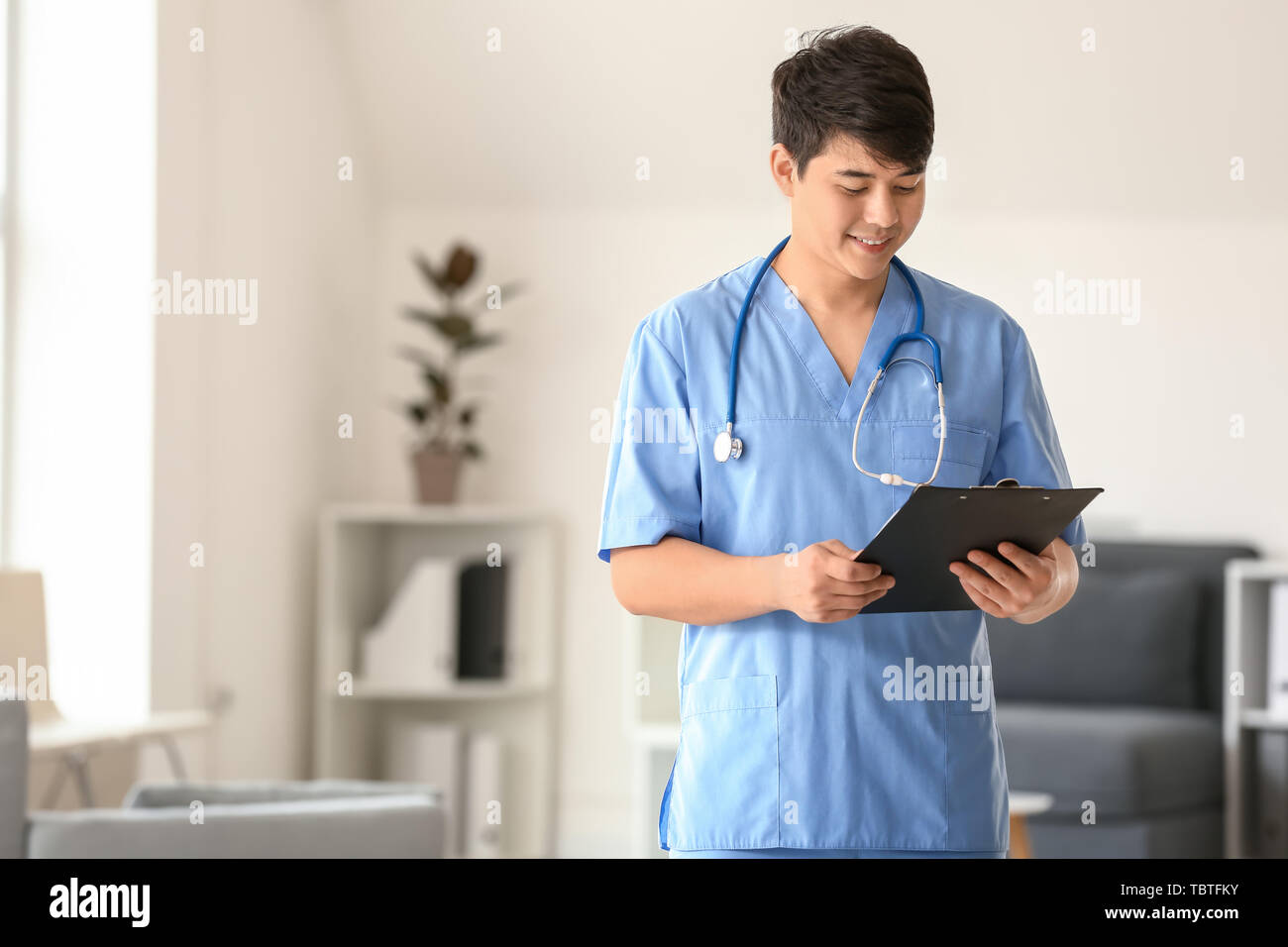 Male medical assistant hi-res stock photography and images - Alamy