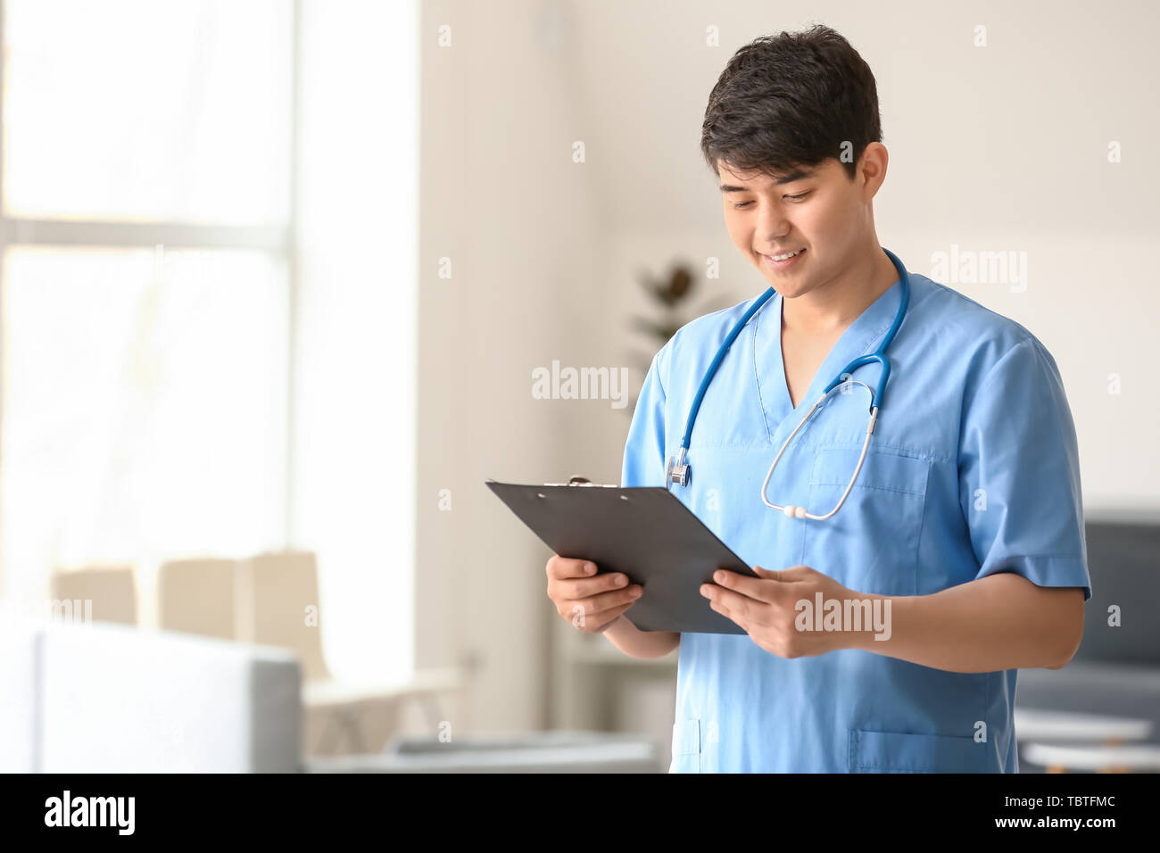 Male medical assistant hi-res stock photography and images - Alamy