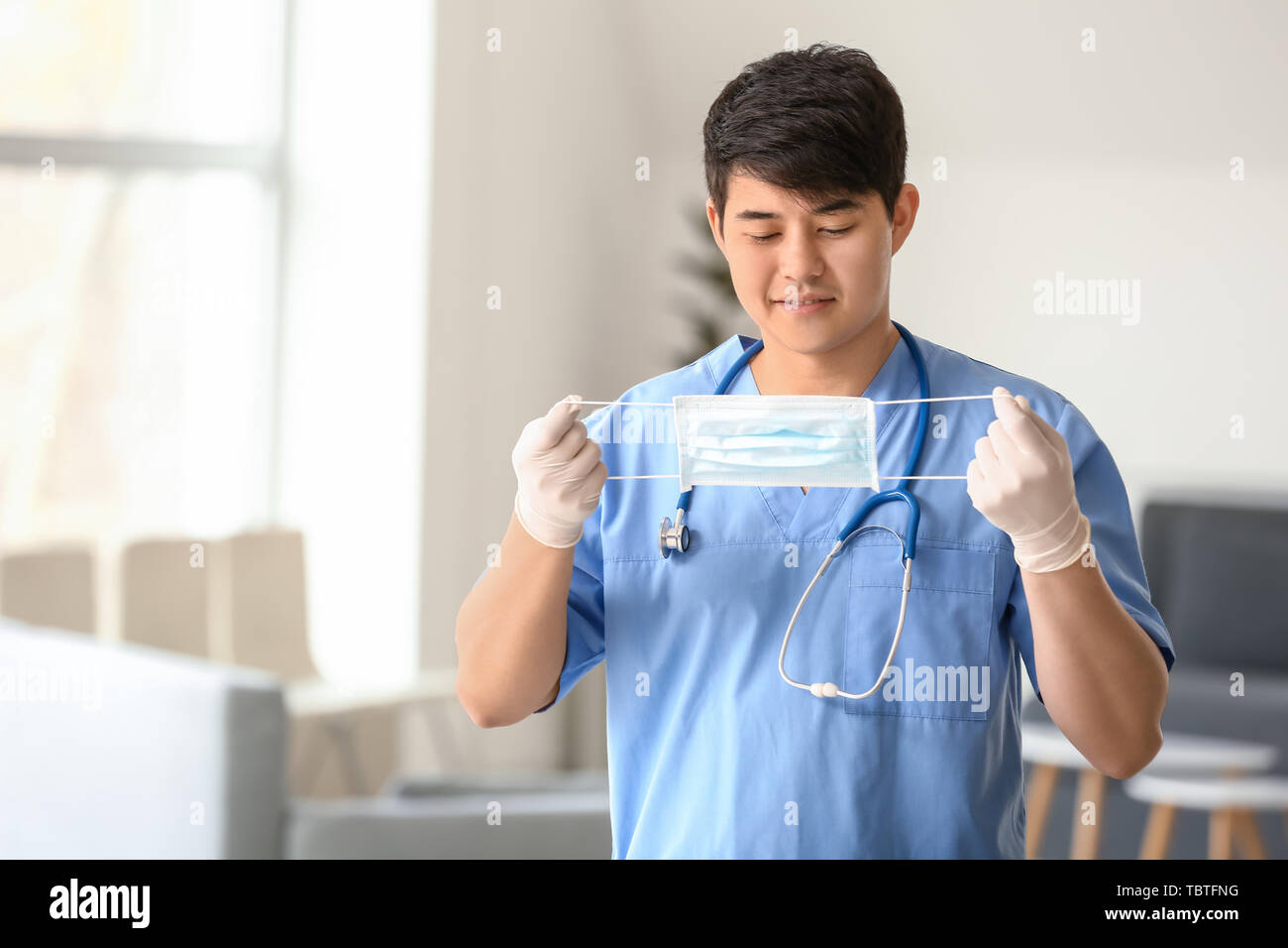 Male medical assistant hi-res stock photography and images - Alamy