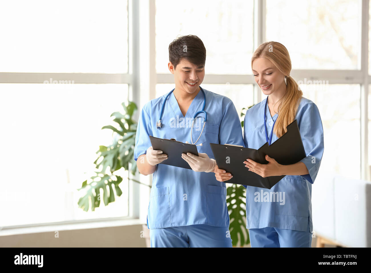 Doctor nurse talking to resident hi-res stock photography and images ...