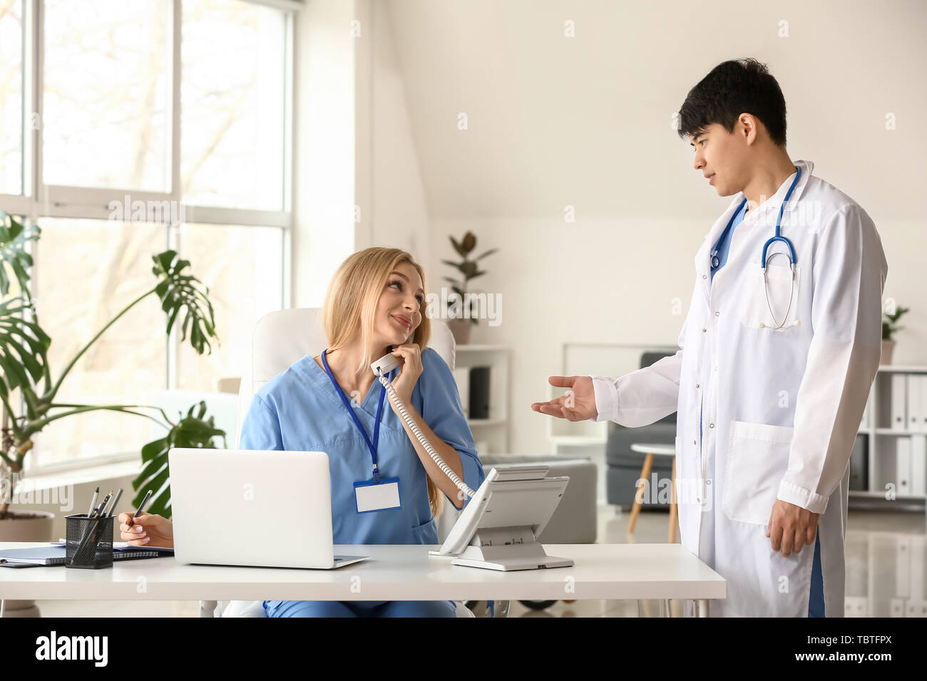 Doctor nurse talking to resident hi-res stock photography and images ...