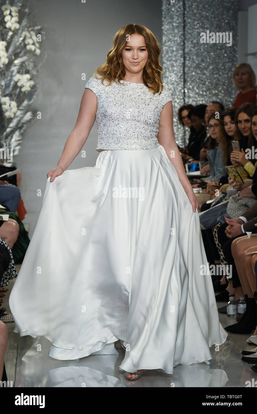 Plus size model 2019 hi-res stock photography and images - Alamy