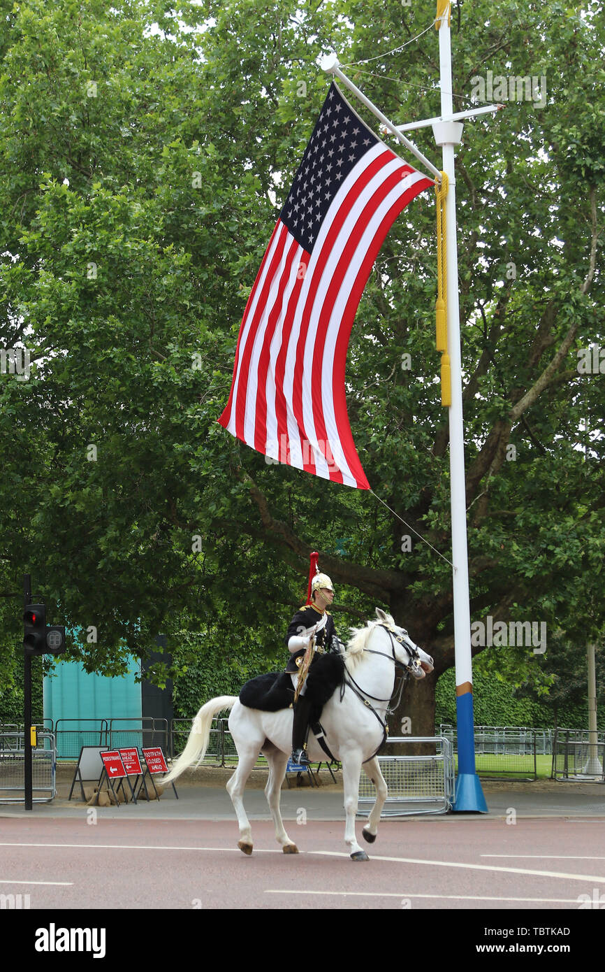 London the mall flags us hi-res stock photography and images - Alamy