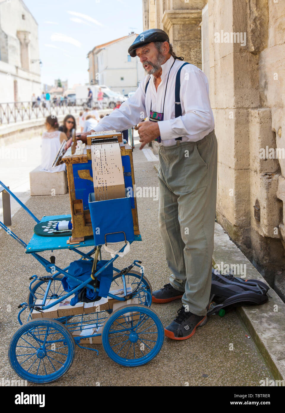Old hand organ grinder hi-res stock photography and images - Alamy