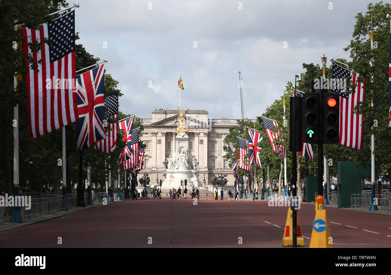 Flags on the mall leading up to buckingham palace hi-res stock ...