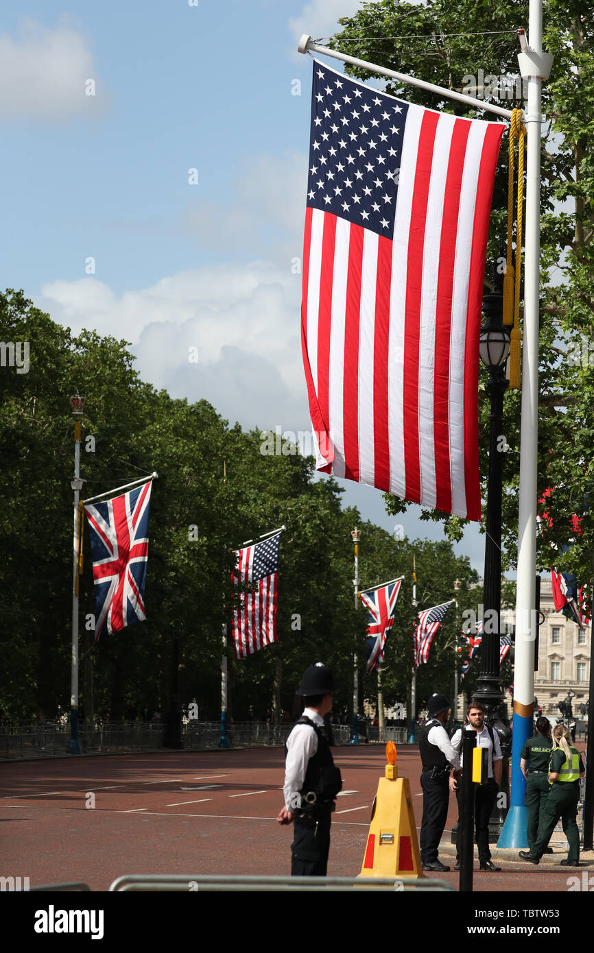 Flags on the mall leading up to buckingham palace hi-res stock ...