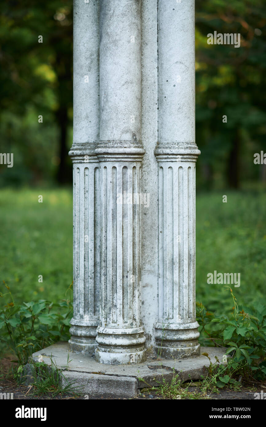 Villa white wall column hi-res stock photography and images - Alamy
