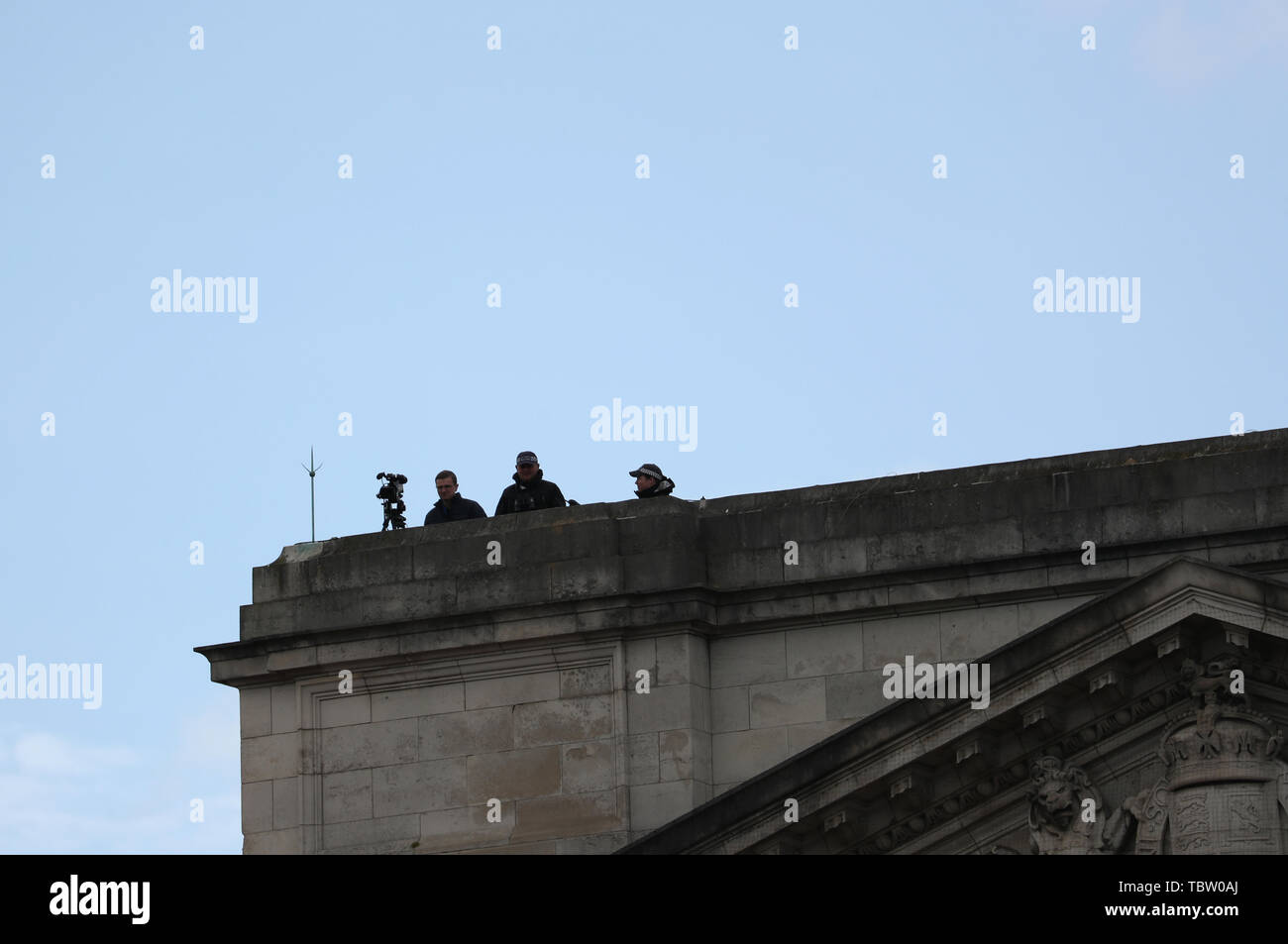 Buckingham palace roof hi-res stock photography and images - Alamy