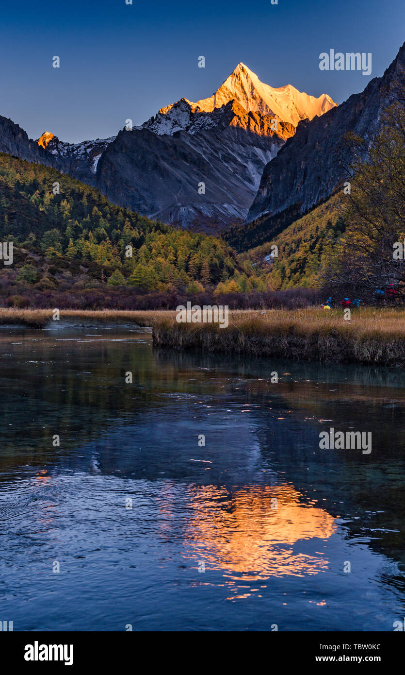 Filmed in Aden, Shenshan is lit up by the glow of the sunset like a ...
