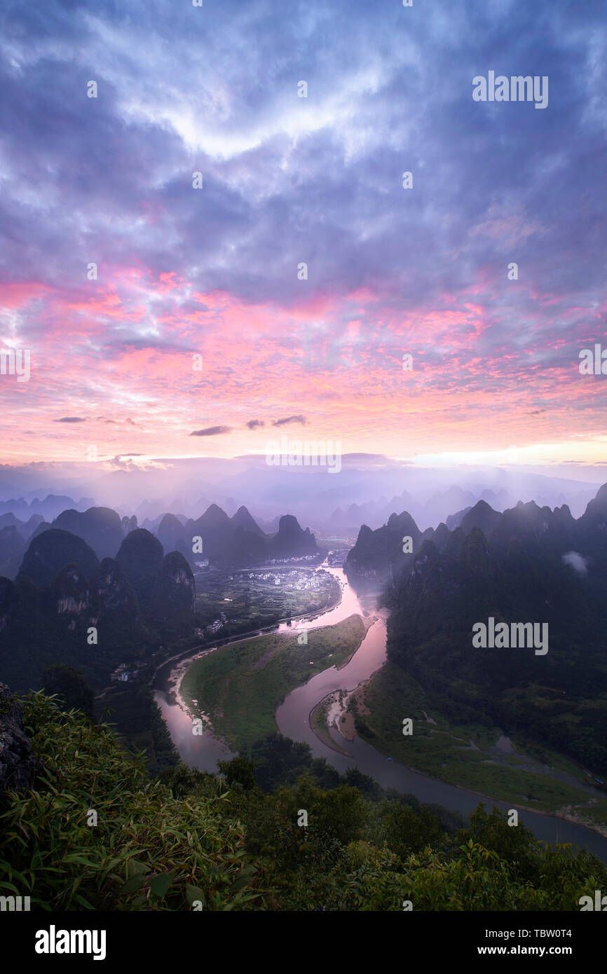Limitless scenery on the edge Stock Photo - Alamy