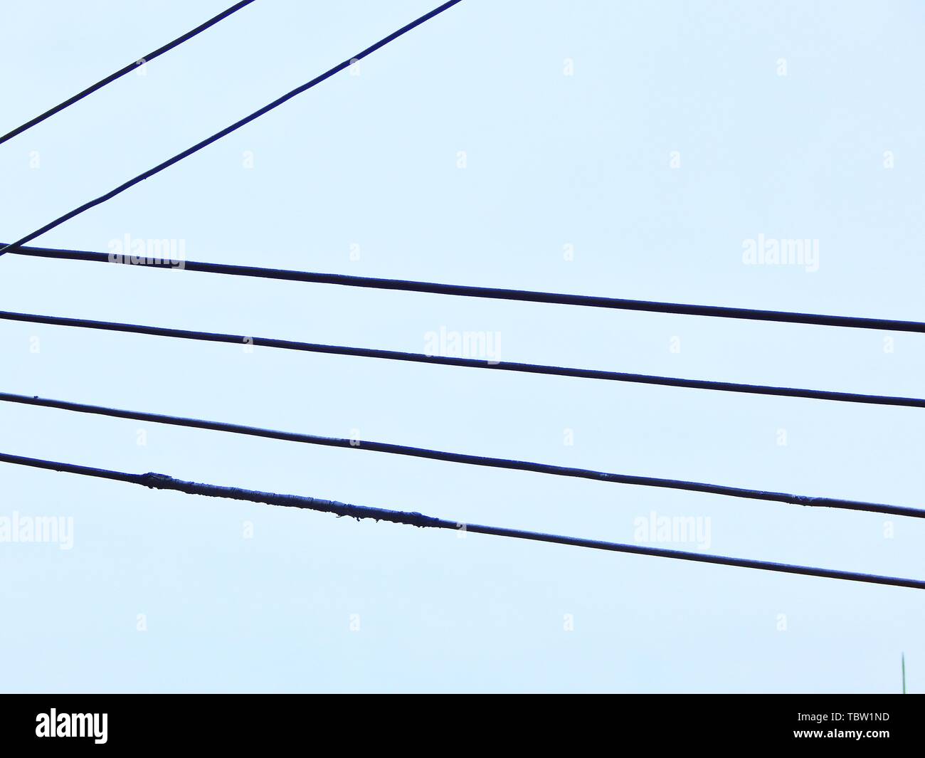 Tension wire hi-res stock photography and images - Alamy