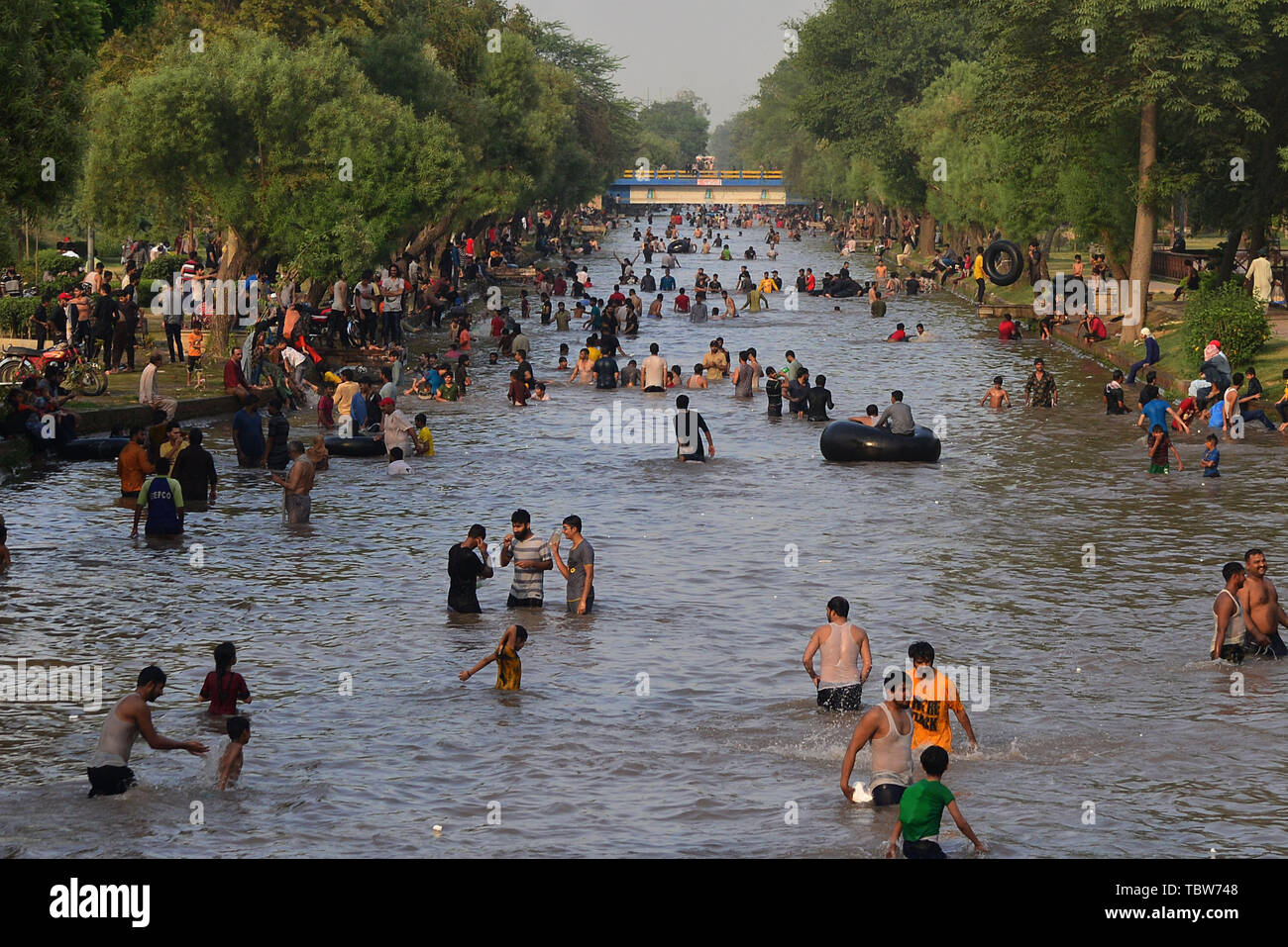 Lahore, Pakistan. 02nd June, 2019. A large number of Pakistani people ...