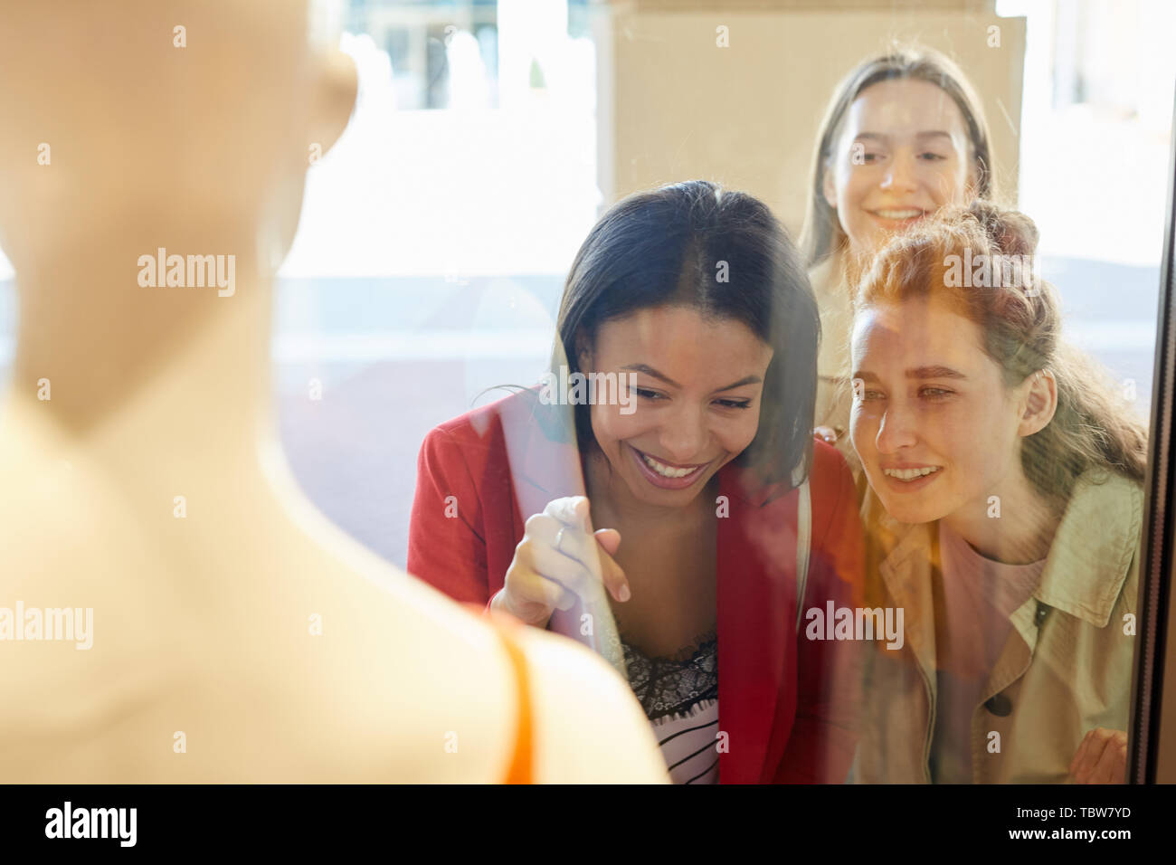 Group of girls laughing pointing hi-res stock photography and images ...