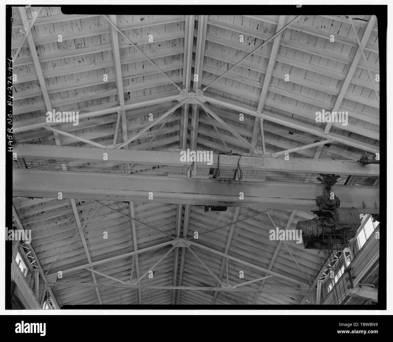 MAIN BAY SHOWING ROOF CONSTRUCTION, ROOF TRUSSES, AND 5TON SHEPARD ...