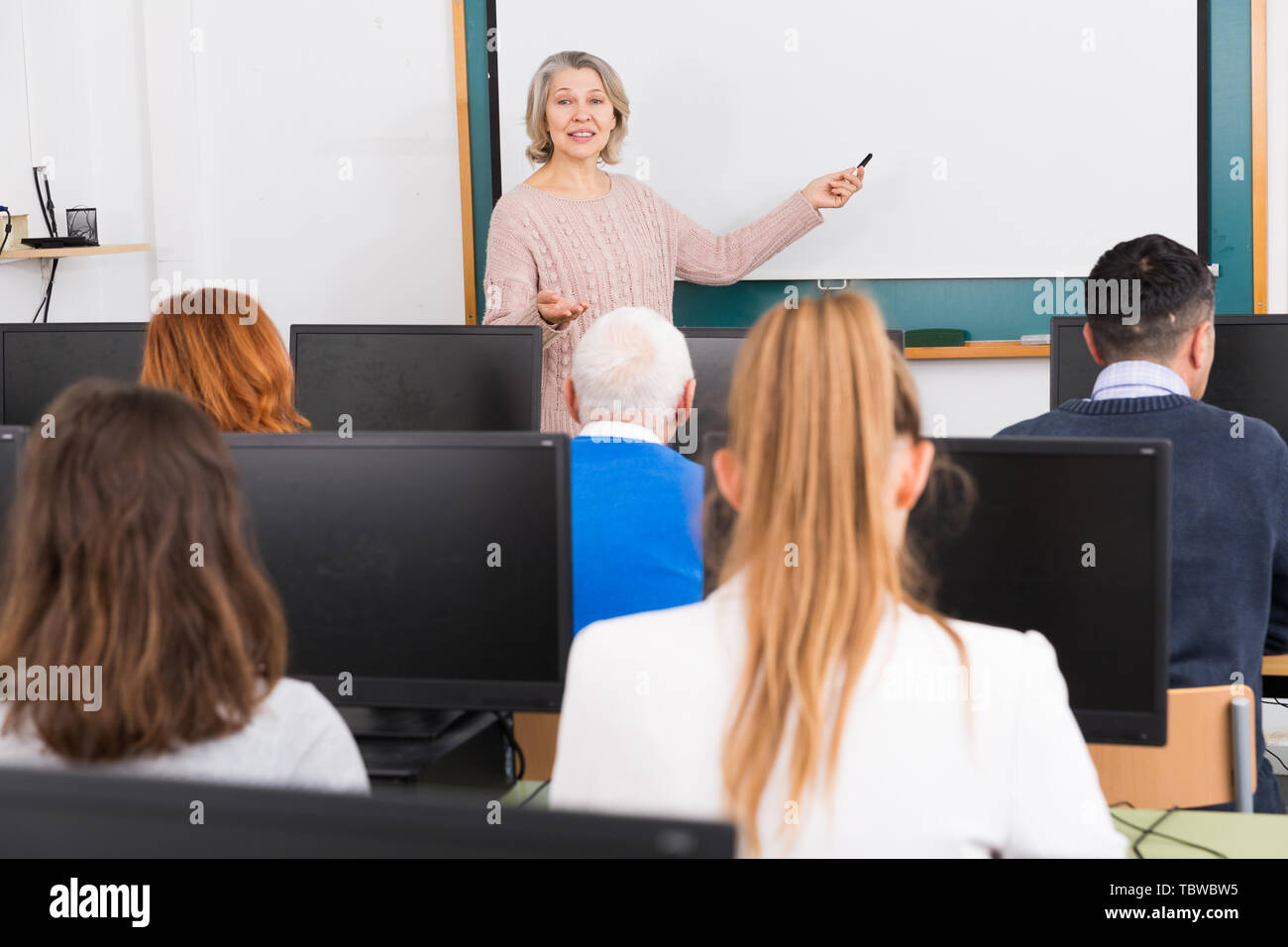 Female speaker lecturing students hi-res stock photography and images ...