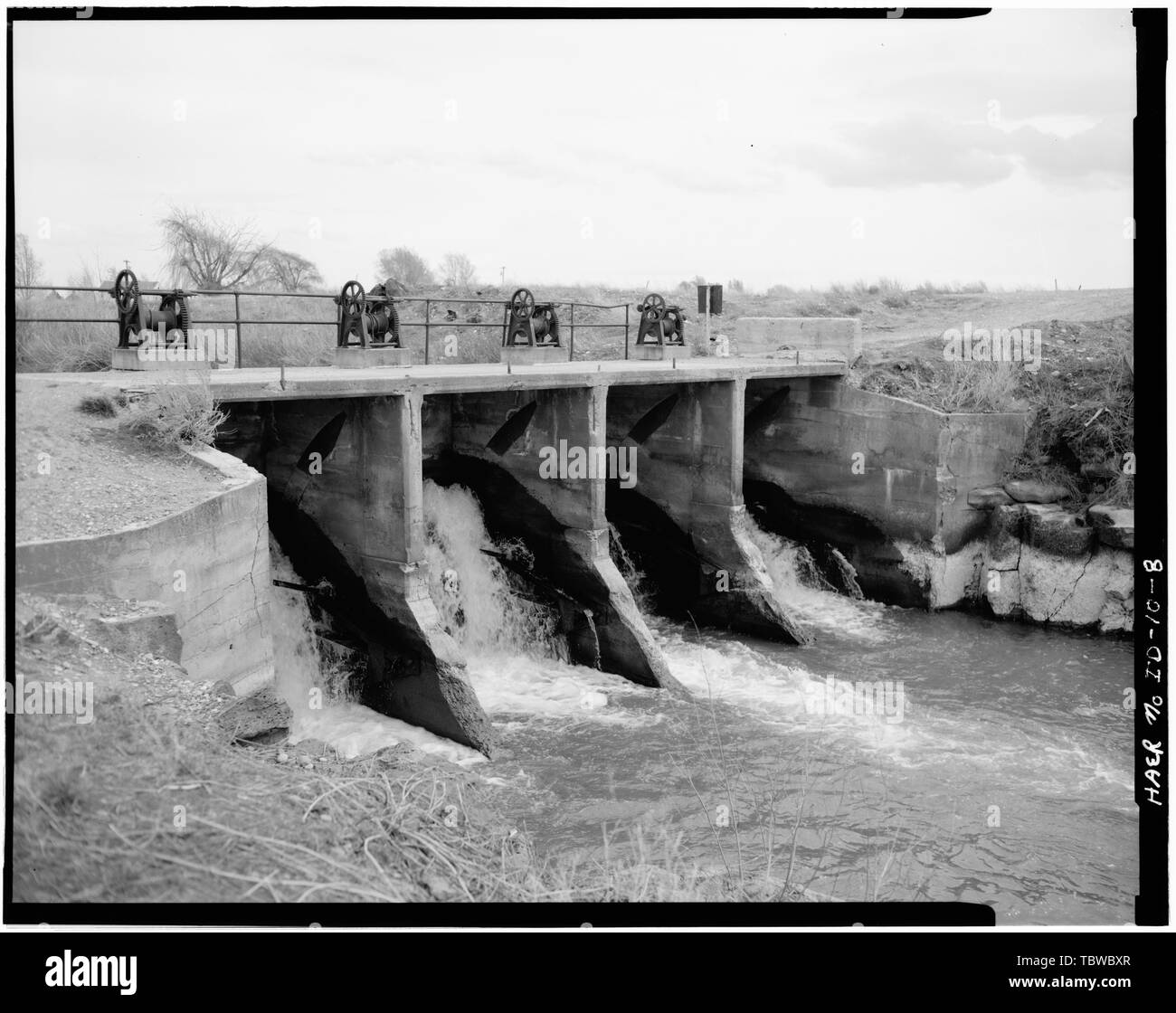 MAIN CANAL HEADGATE, DETAIL VIEW OF GATES AND ABUTMENT, SOUTH ELEVATION ...