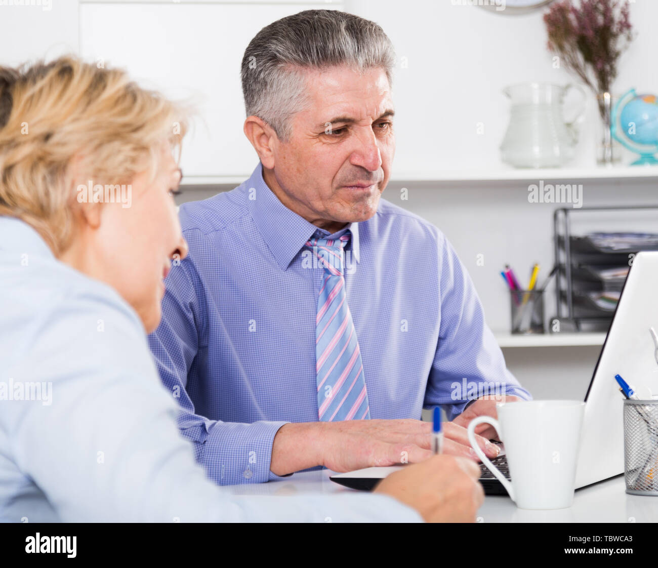 Think task senior hi-res stock photography and images - Alamy