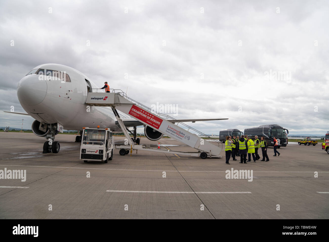 The airplane carrying the Liverpool Football team and European Cup ...