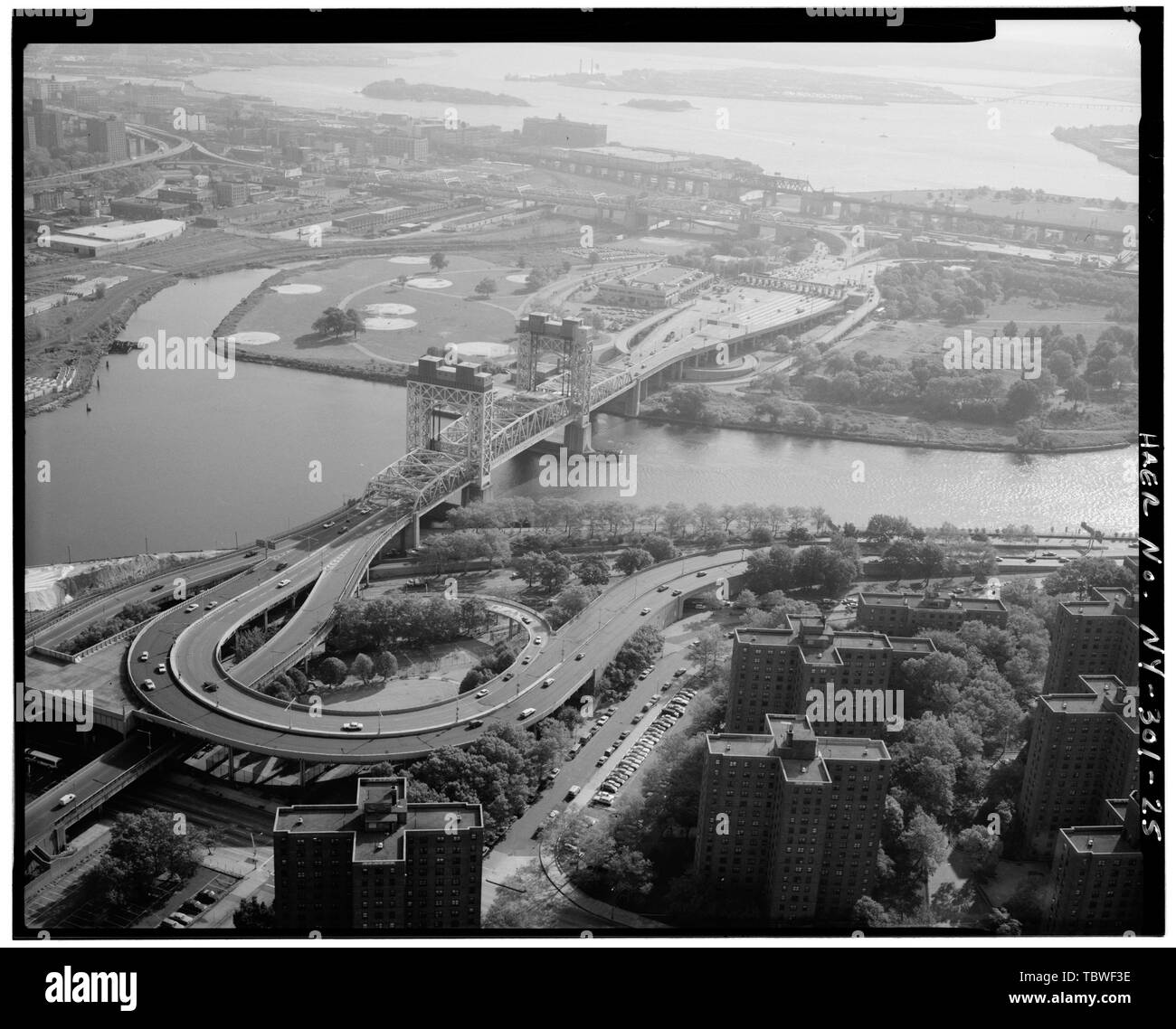 MANHATTAN APPROACH TO TRIBOROUGH LIFT BRIDGE. EXCHANGETOLL PLAZA IN ...