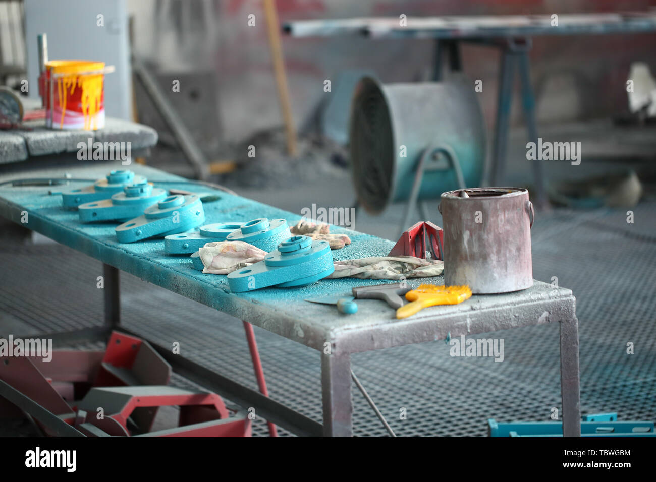 Metal parts spray paint hi-res stock photography and images - Alamy
