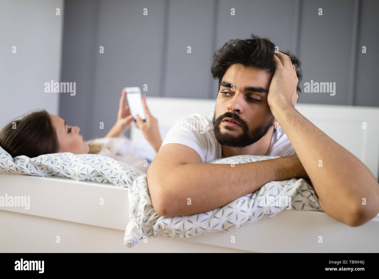 Man mobile ignoring woman hi-res stock photography and images - Alamy